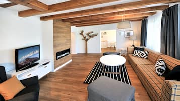 Apartamento de Luxo, 4 quartos (8 Adults) | 1 quarto, secretária, berços/camas para crianças, Wi-fi grátis