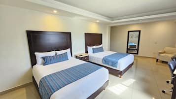 HABITACION DOBLE, 2 CAMAS DOBLES | Roupa de alta qualidade, secretária, cortinas/cortinados opacos