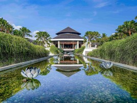 3 bares/lounges, um bar à beira da piscina, um bar junto à piscina 