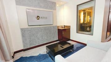 Suite Executiva, 1 cama king-size | Sala de estar | Televisor LCD