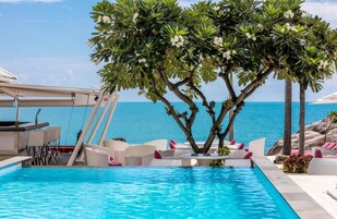 Piscina exterior, espreguiçadeiras 