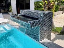 Piscina exterior, espreguiçadeiras