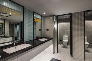 Dormitório compartilhado econômico (female only) | Banheiro | Chuveiro, secador de cabelo, toalhas de banho, shampoo
