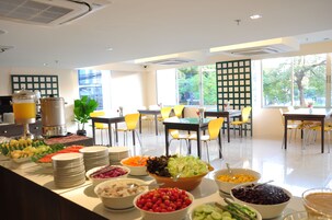 Pequeno-almoço tipo buffet diário mediante uma taxa 