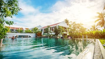 2 piscinas externas, guarda-sóis, espreguiçadeiras