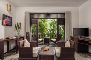 Quarto Deluxe, vista para o jardim | Roupa hipoalergénica, minibar, cofre com capacidade para portátil 