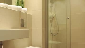 Quarto Duplo, hipoalergénico, vista para o pátio | Casa de banho | Um polibã, um secador de cabelo, toalhas fornecidas