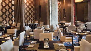 5 restaurantes, pequenos-almoços servidos, cozinha internacional