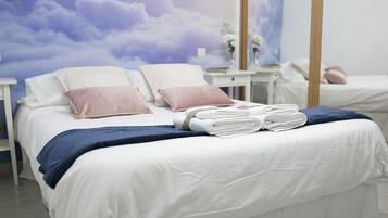 Quarto Duplo | Com decoração personalizada, secretária, cortinas/cortinados opacos