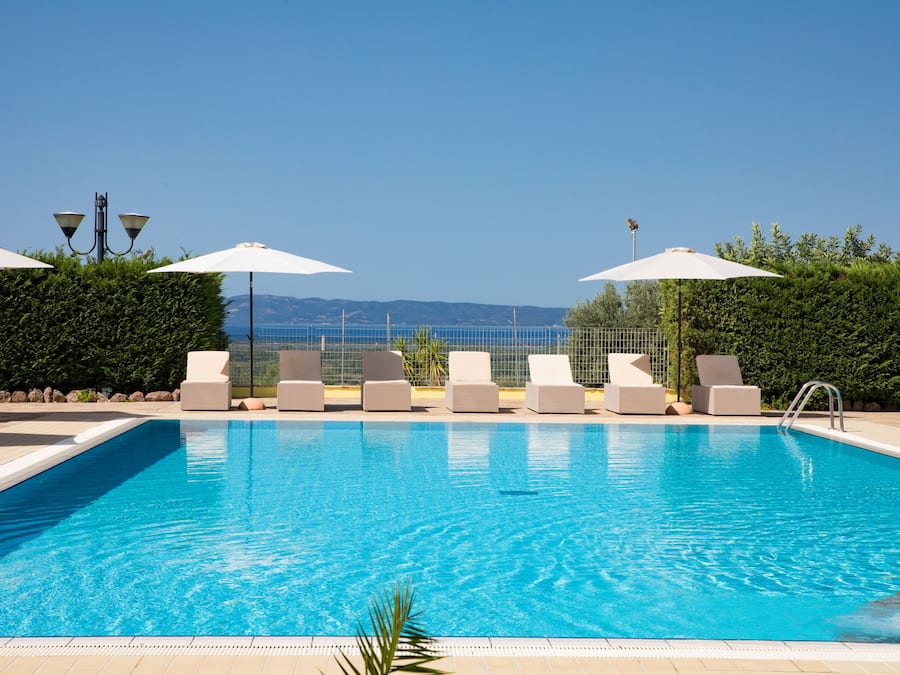 Piscina exterior sazonal, guarda-sóis, espreguiçadeiras