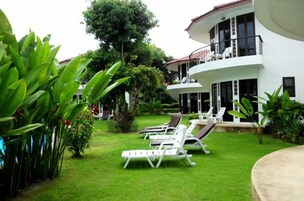 Terraço com espreguiçadeiras