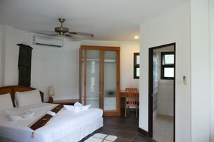 Minibar, cofre no quarto, secretária, camas desdobráveis 