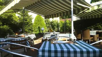 Pequenos-almoços e jantares servidos, incluindo cozinha local