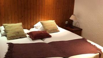 Quarto Twin | Secretária, ferro/tábua de engomar, Wi-fi grátis