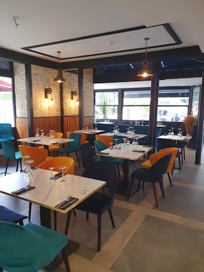 Pequenos-almoços, almoços, jantares servidos, cozinha francesa