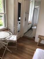 Quarto casal, banheiro privativo | Ferros/tábuas de passar roupa, Wi-Fi de cortesia, roupa de cama