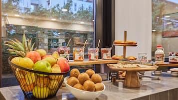 Pequeno-almoço tipo buffet diário (14 EUR por pessoa)