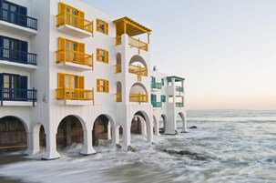 Praia particular, prática de mergulho autônomo, prática de windsurfe 
