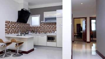 Suite Royal, 3 quartos | Kitchenette privada | Um frigorífico, uma cafeteira/bule, uma chaleira elétrica