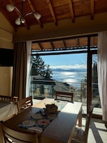 Dúplex, 2 casas de banho, vista para o lago | Sala de estar | Televisor de 32 polegadas com canais por cabo, leitor de DVD 