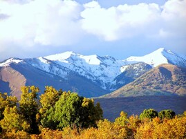 Suíte superior, 1 quarto, 2 banheiros, vista para a montanha | Vista do quarto