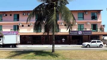Um edifício com várias fachadas, incluindo um restaurante e um café.