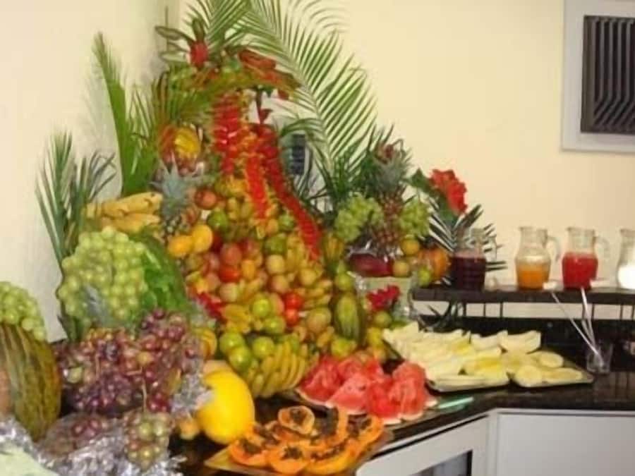 Café da manhã com buffet grátis todos os dias