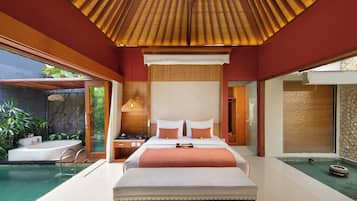 Grand One Bedroom Villa with Private Pool | 1 quarto, minibar, cofre no quarto, secretária