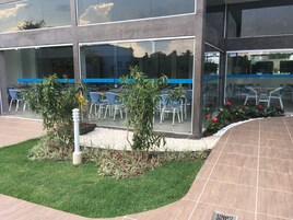 Piscina externa, guarda-sóis, espreguiçadeiras