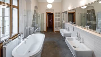 Um polibã, produtos de higiene exclusivos, um secador de cabelo