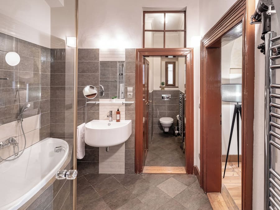 Apartamento de Luxo, 2 quartos | Casa de banho | Um polibã, produtos de higiene exclusivos, um secador de cabelo