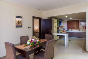 Frigobar, cofres nos quartos, quartos à prova de som