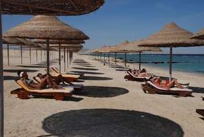 Uma praia privada nas proximidades, espreguiçadeiras 