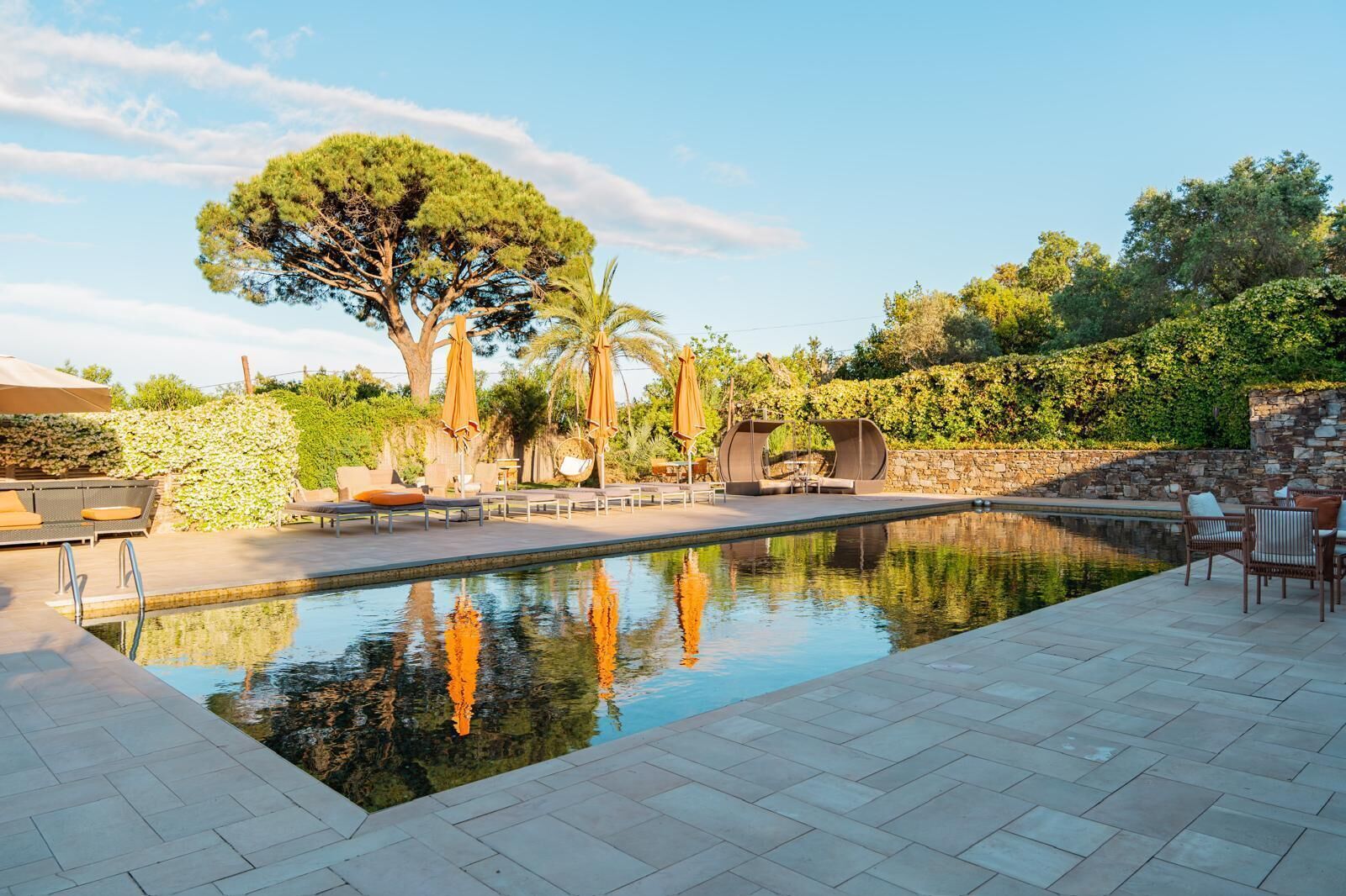 Piscina externa, piscina aquecida, espreguiçadeiras