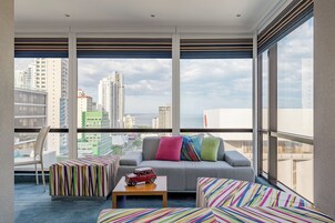 aloft, Suíte, 2 camas Queen, vista para a cidade | Sala de estar | TV LED 42 polegadas com canais digitais, TV, filmes pagos