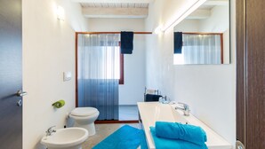 Quarto Duplo | Casa de banho | Um polibã, um chuveiro fixo, artigos de higiene pessoal grátis 