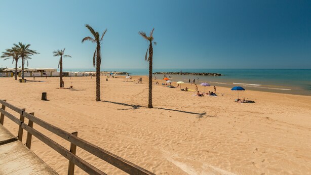 Uma praia privada nas proximidades, praia de areia branca 