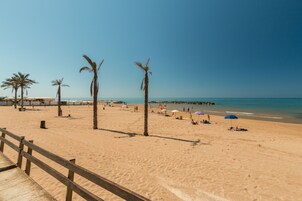 Uma praia privada nas proximidades, praia de areia branca 