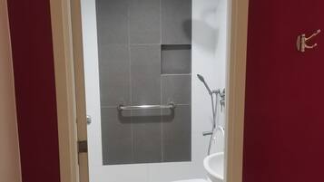 Regular Garage | Banheiro | Chuveiro, chuveiro com efeito de chuva, produtos de toalete grátis