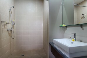 Quarto Deluxe | Casa de banho | Um polibã, artigos de higiene pessoal grátis, um bidé 