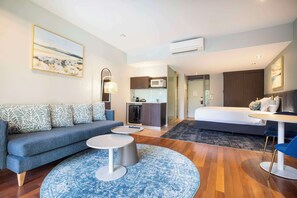 Suite, 1 cama king-size | Ferro/tábua de engomar, Wi-fi grátis, roupa de cama fornecida 