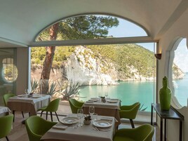 2 restaurantes, com serviço de almoço e jantar; culinária local