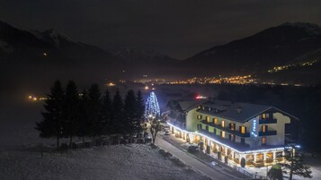 Fachada da propriedade à noite