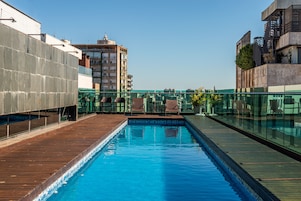 Piscina externa, funciona das 8h às 21h, guarda-sóis, espreguiçadeiras