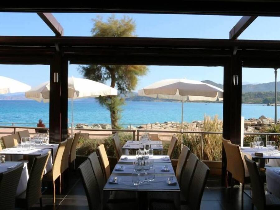 Serviço de almoço, culinária mediterrânea, vistas para a piscina