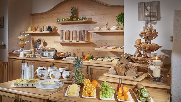 Buffet com diversos alimentos e bebidas.