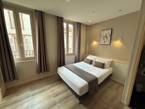 Quarto casal standard | Roupas de cama premium, cofres nos quartos, escrivaninha