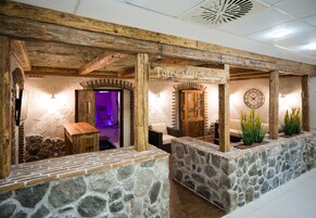 Salas para tratamentos a dois, sauna seca, banheira de hidromassagem