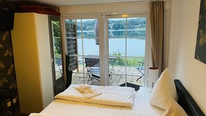 Quarto casal, vista para o lago | Escrivaninha, cortinas blackout, Wi-Fi de cortesia, roupa de cama