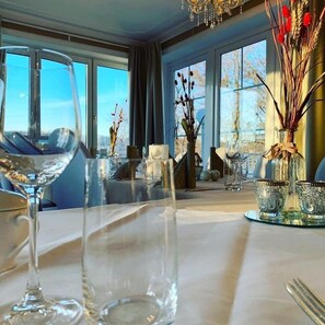 Café da manhã, almoço e jantar; culinária regional